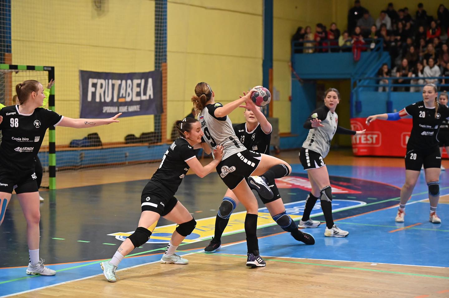 Trenerji in rokometašice v Logatcu predstavili cilje pred sezono, žreb ...